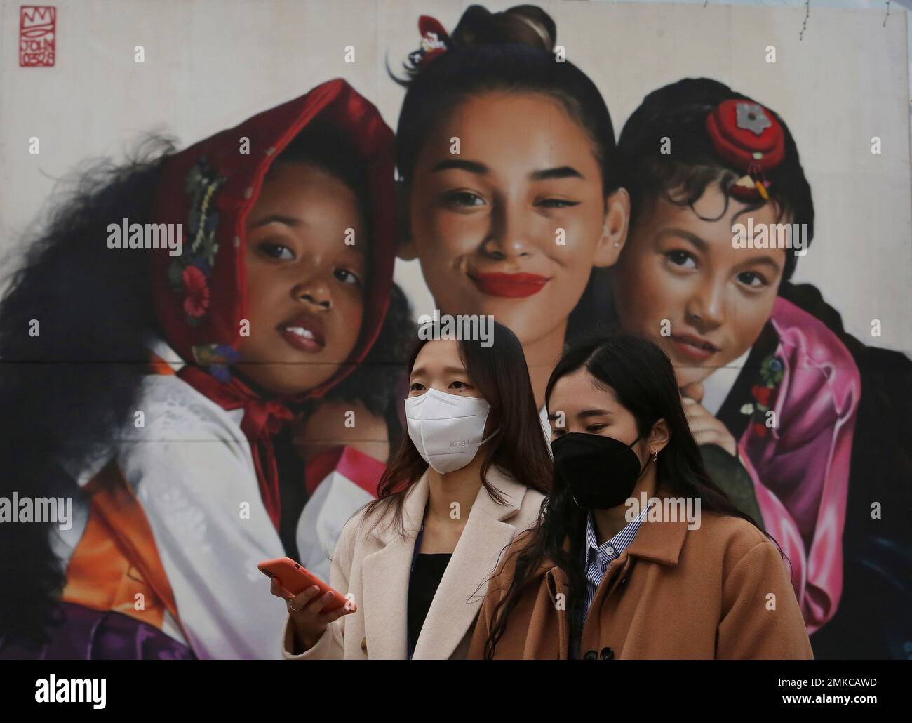 Women wearing masks to protect from air pollution walk in Seoul, South ...