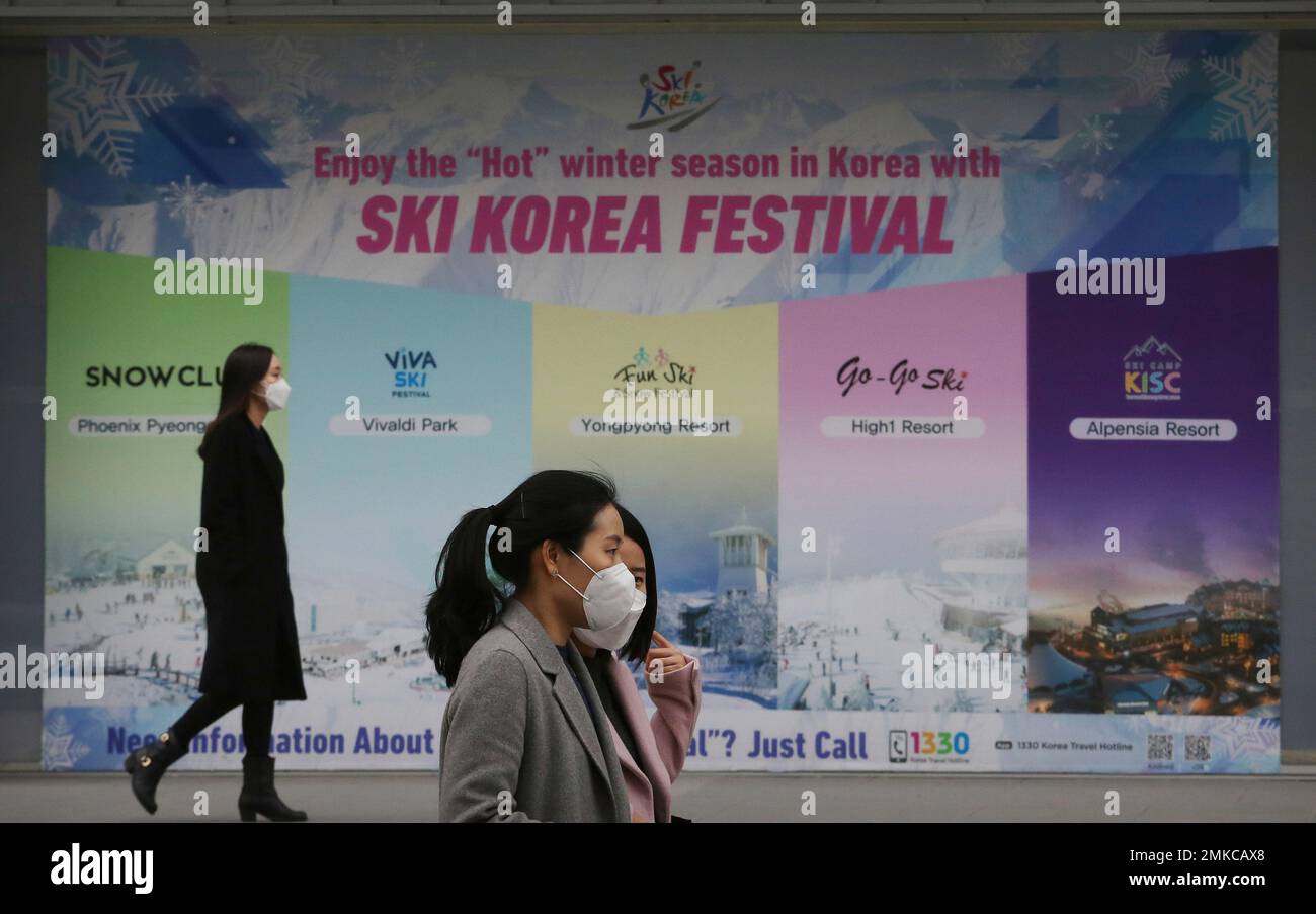 Women wearing masks to protect from air pollution walk in Seoul, South ...