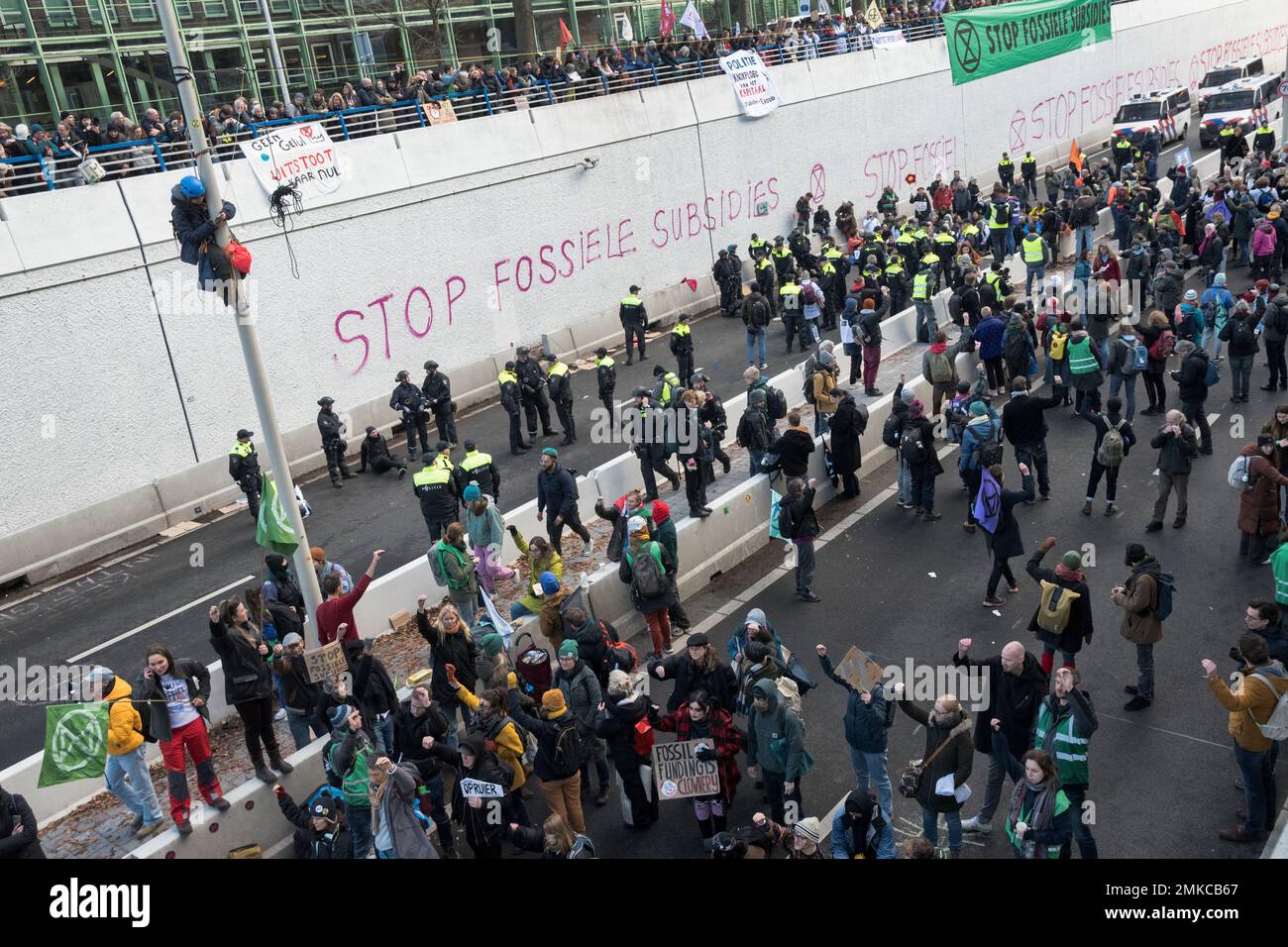 Climate activists a12 block hi-res stock photography and images - Alamy