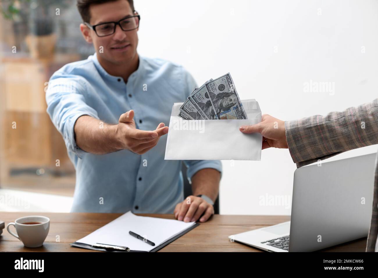 Smiling scammer hi-res stock photography and images - Alamy