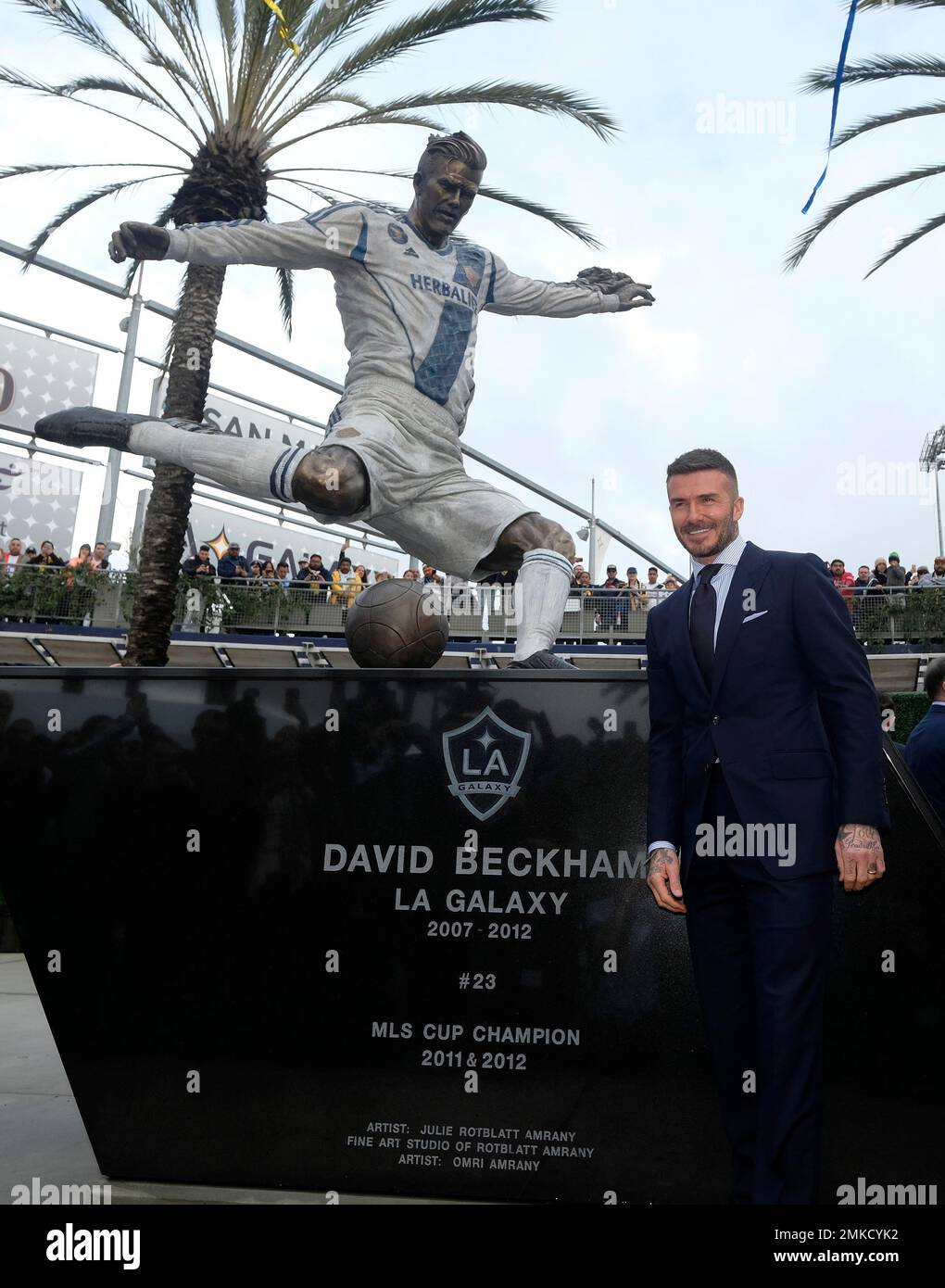 David Beckham poses with the newly unveiled statue of former Los ...