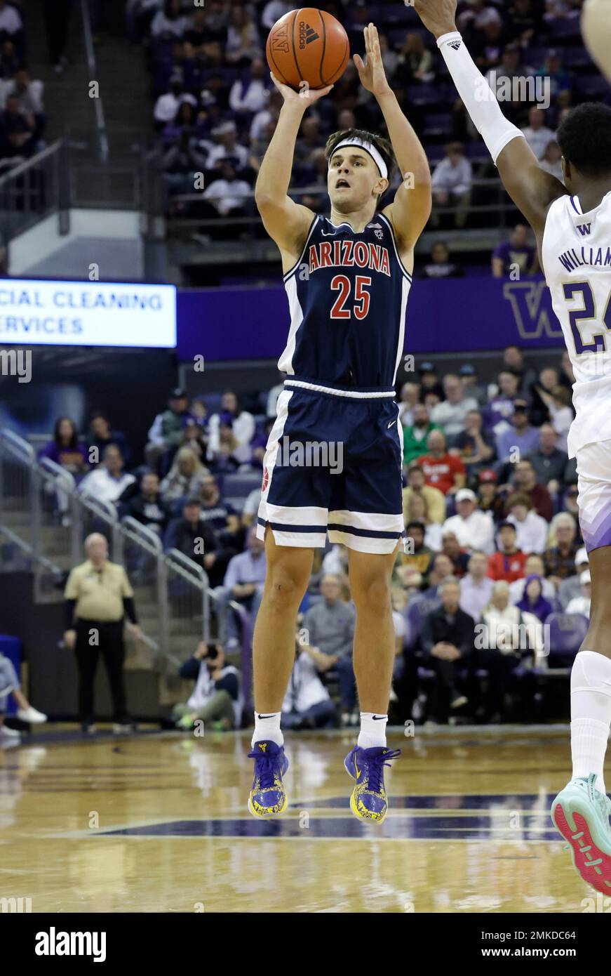 Arizona guard Kerr Kriisa (25) shoots a 3-point basket against ...