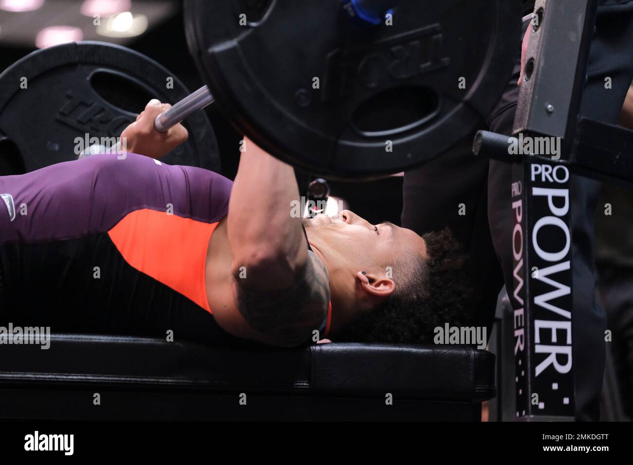 Kansas State running back Alex Barnes does he bench press at the NFL ...