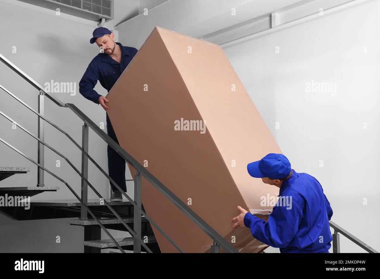 Man move fridge hi-res stock photography and images - Alamy