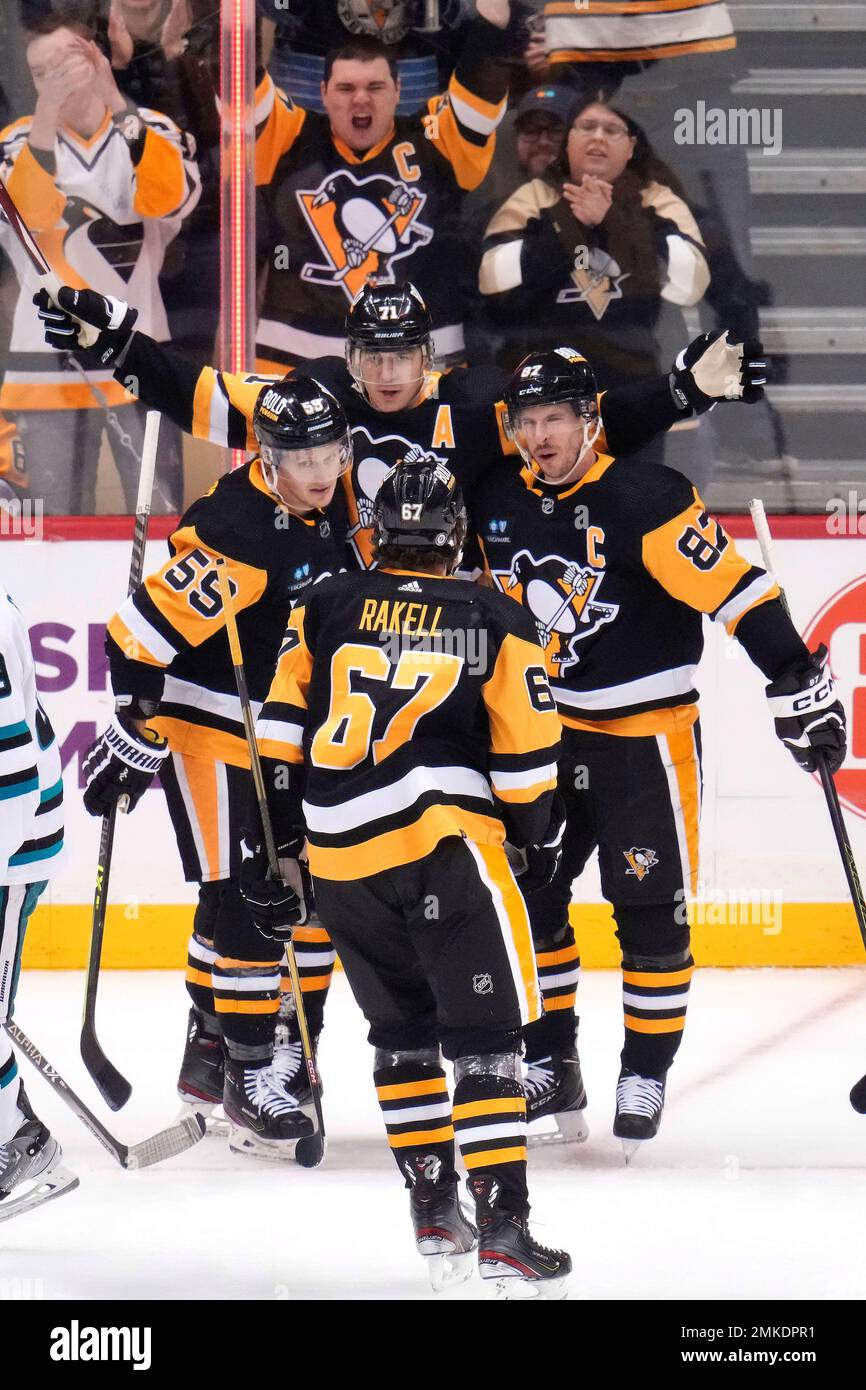 Pittsburgh Penguins' Evgeni Malkin (71) celebrates with Sidney Crosby ...