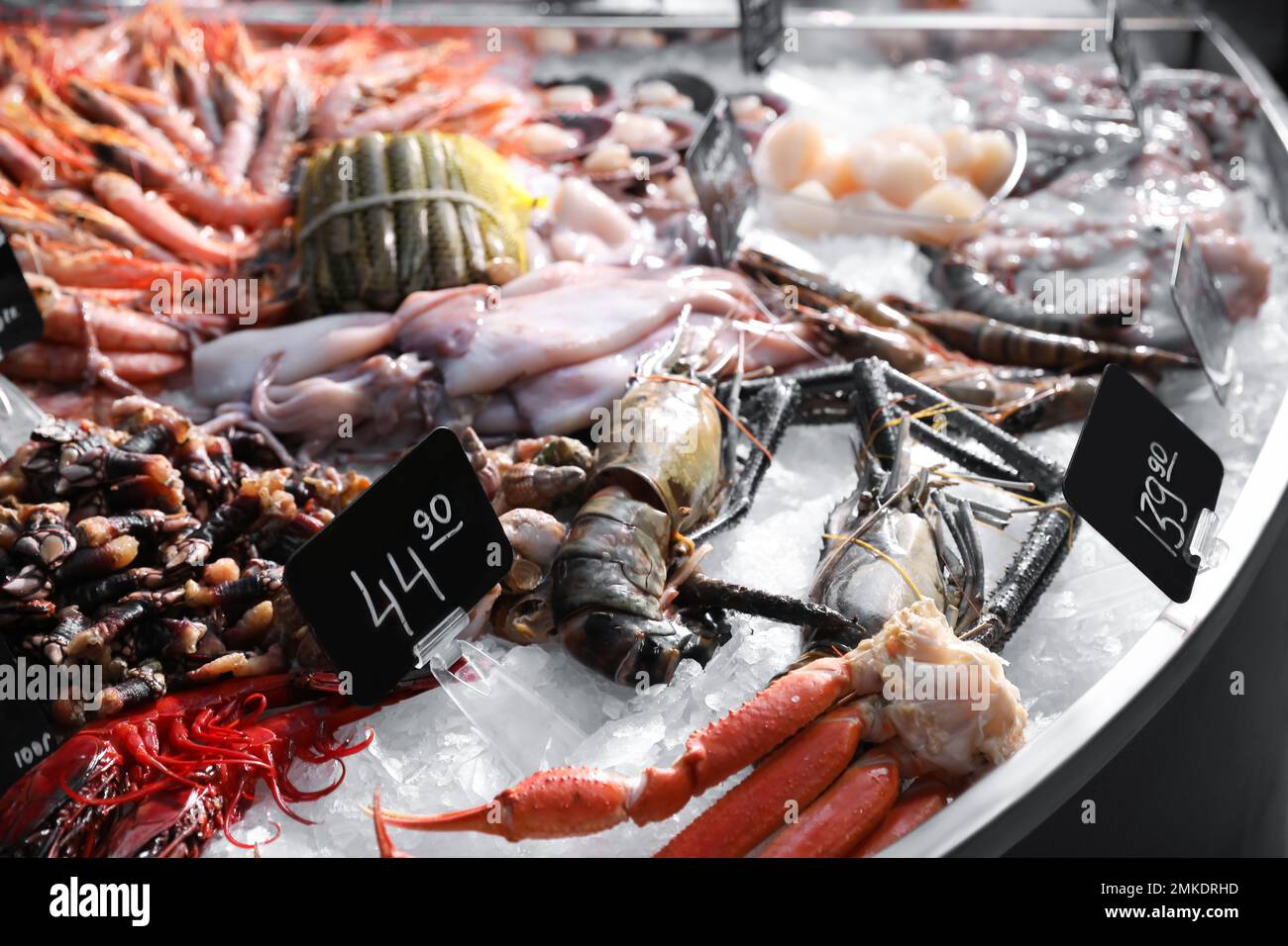 Seafood counter grocery store hi-res stock photography and images - Alamy