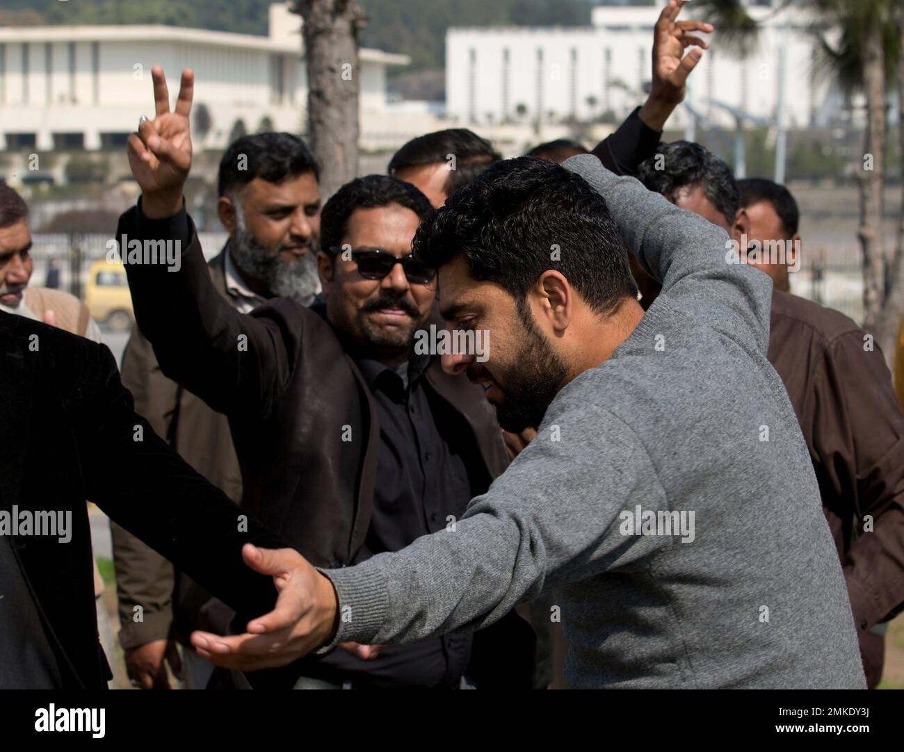 People celebrate the shooting down Indian planes by Pakistani forces ...