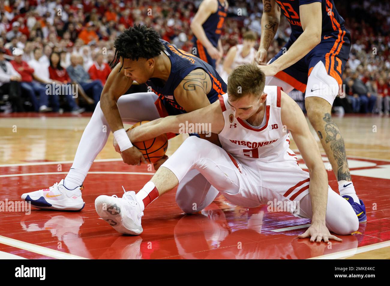 January 28, 2023: Wisconsin Badgers forward Tyler Wahl (5) and Illinois ...