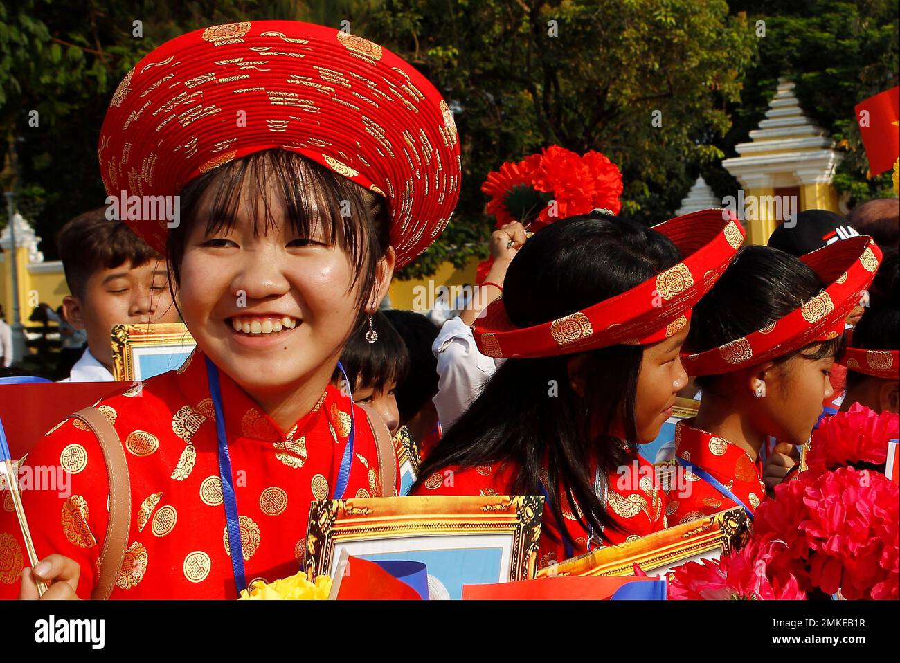Ethnic Vietnamese students wait for welcoming their President Nguyen ...