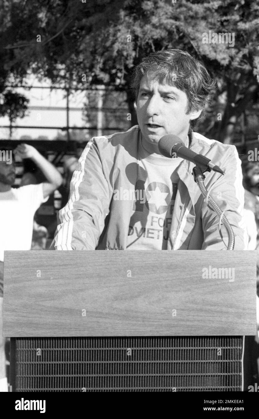 Tom Hayden at the 10k race to benefit Soviet Jewry at Rancho Park in ...