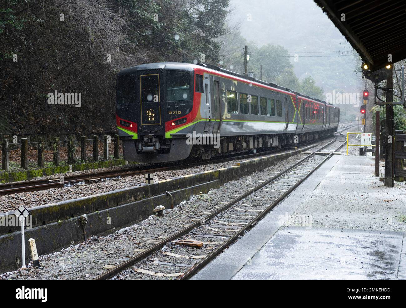 A JR Shikoku 2700 Series Nanpu (or Nampu) express train passes ...