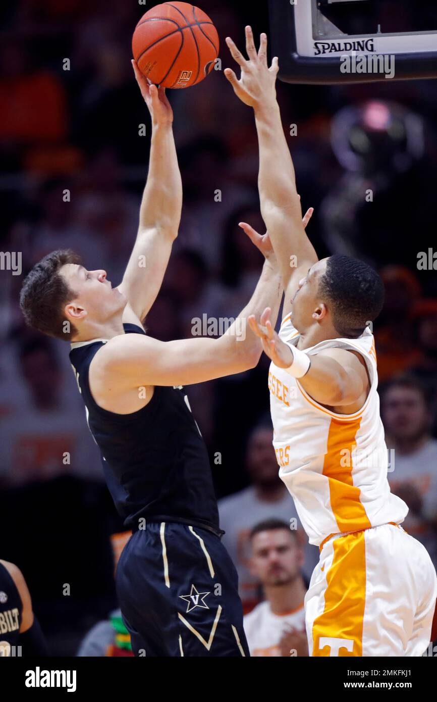 Vanderbilt forward Yanni Wetzell (1) shoots as he's defended by ...