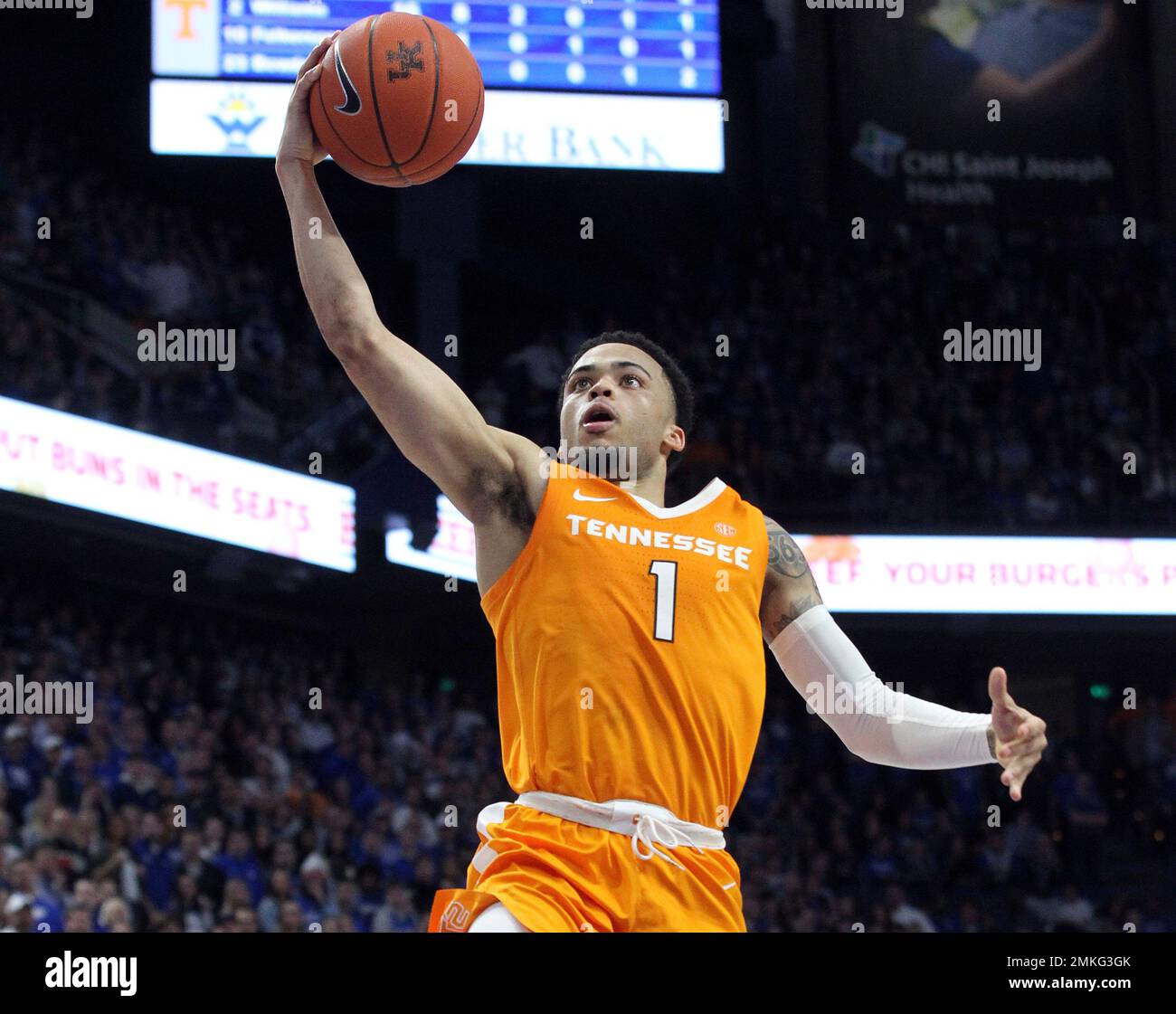 Tennessee's Lamonte Turner shoots during the second half of an NCAA ...