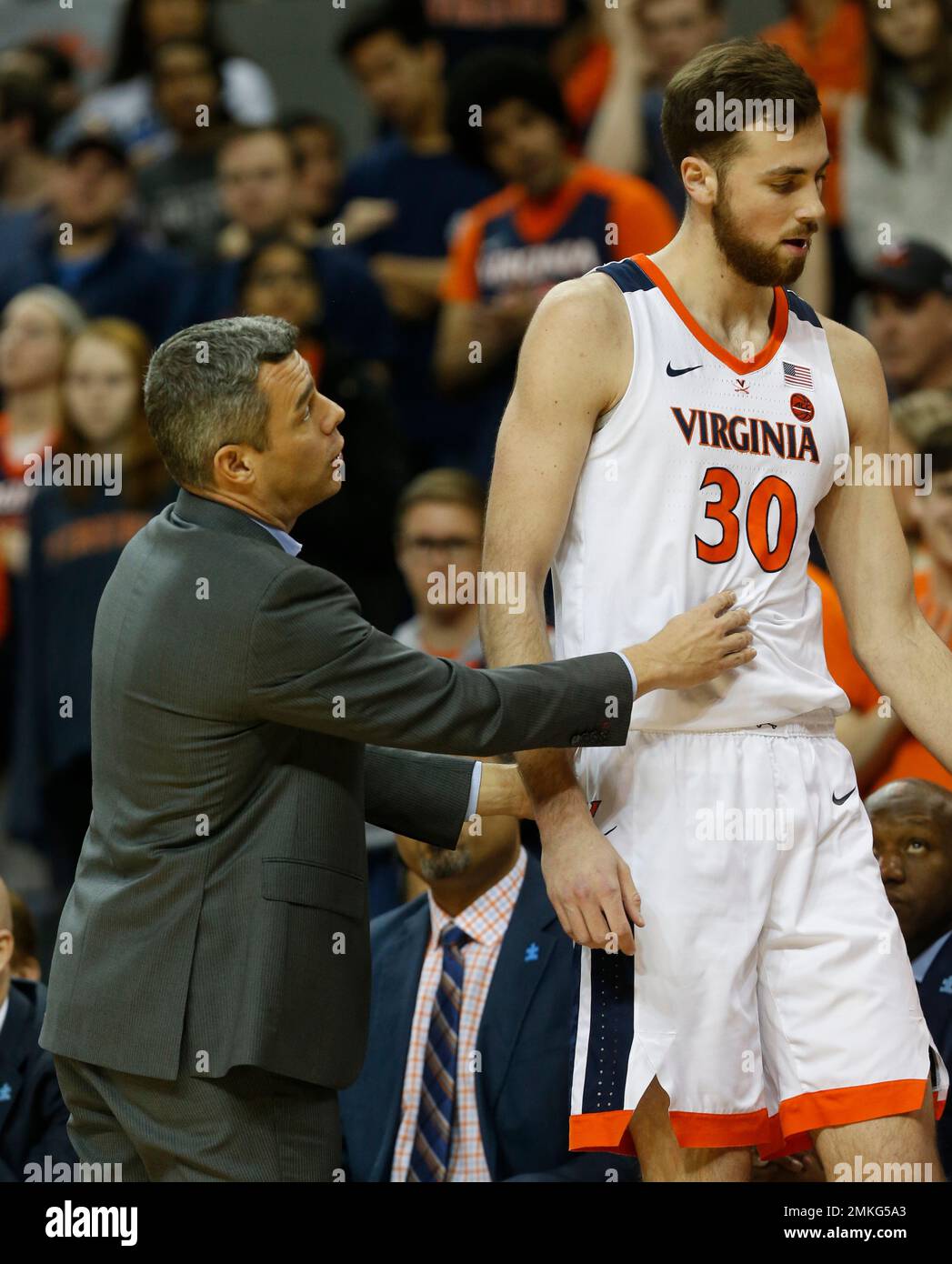 Virginia head coach Tony Bennett talks with Forward Jay Huff, top ...