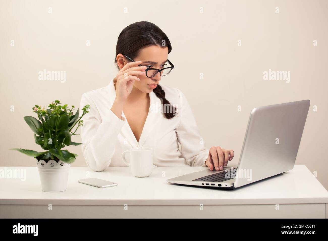 beautiful girl in the office working on the computer Stock Photo - Alamy