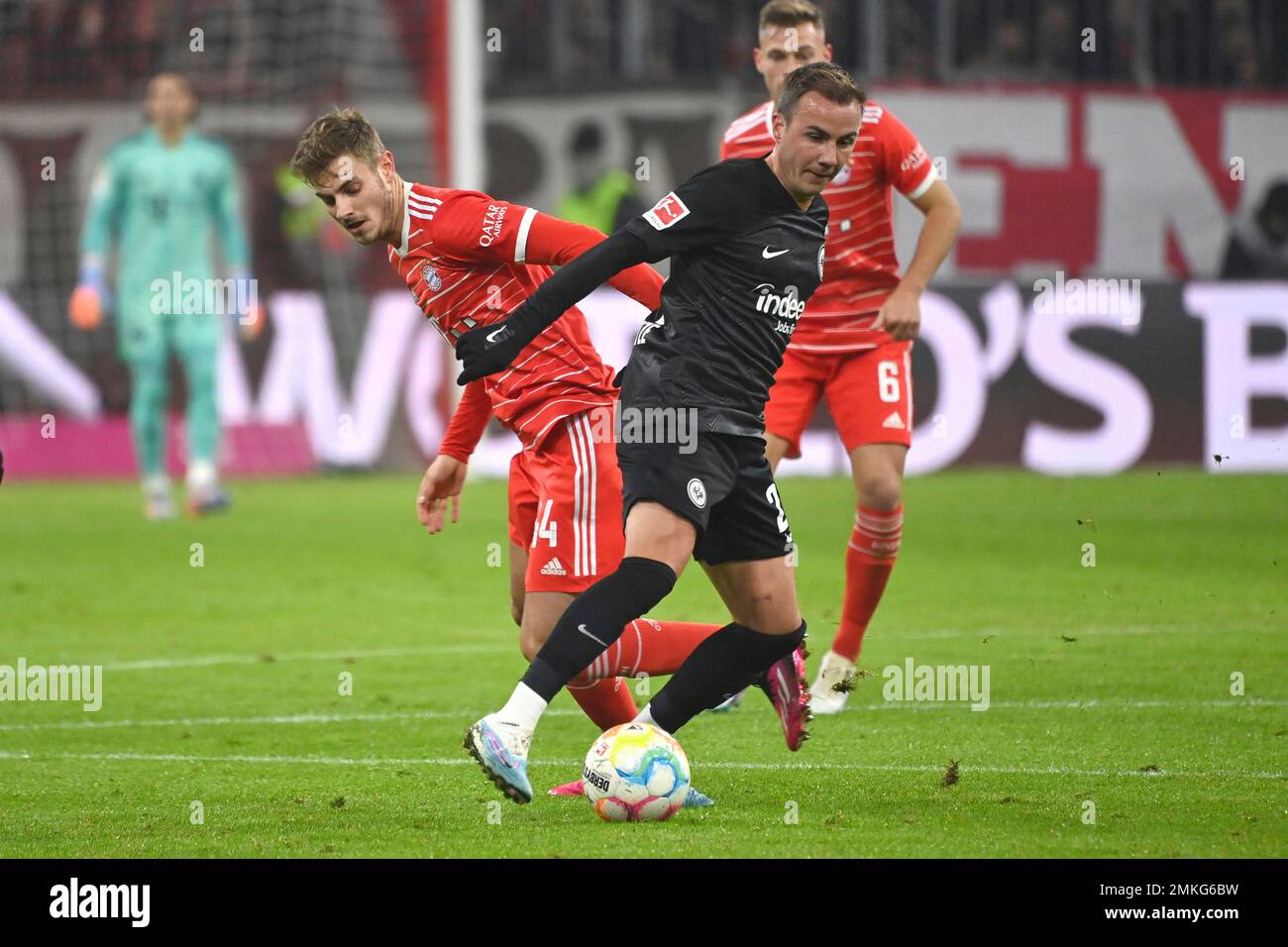 Josip STANISIC (FC Bayern Munich), action, duels versus Mario GOETZE ...