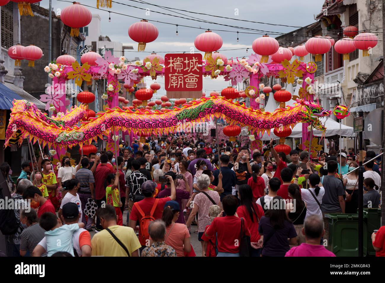 Revelers watch dragon dance performances during the Chinese New Year ...