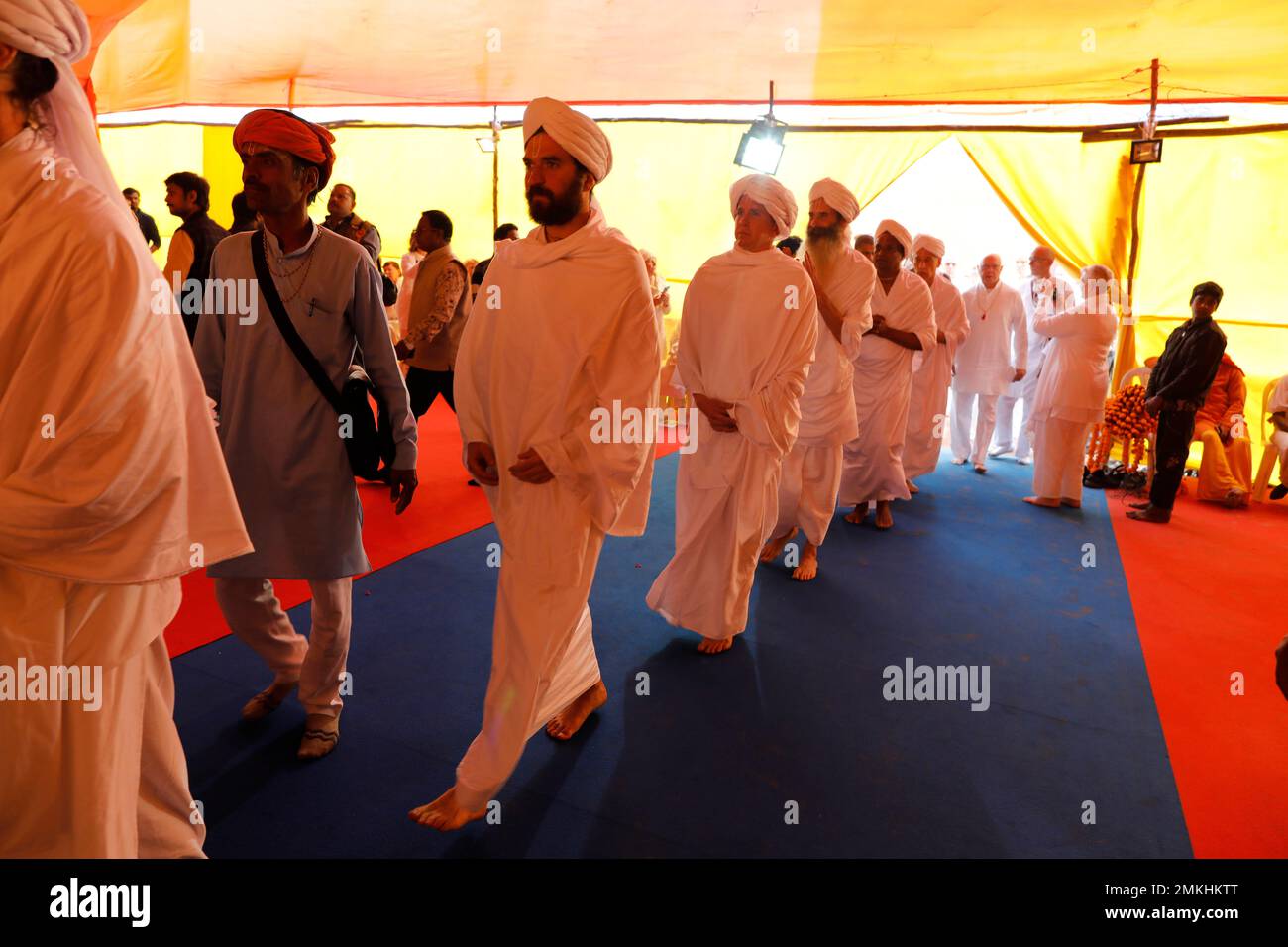 Nine foreign disciples of the woman spiritual master Sai Ma enter the ...