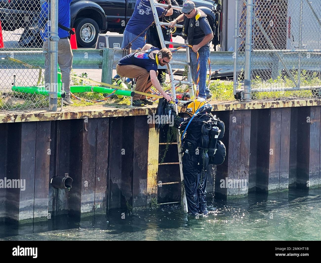 The Army Corps of Engineers, Buffalo District, dive team members ...