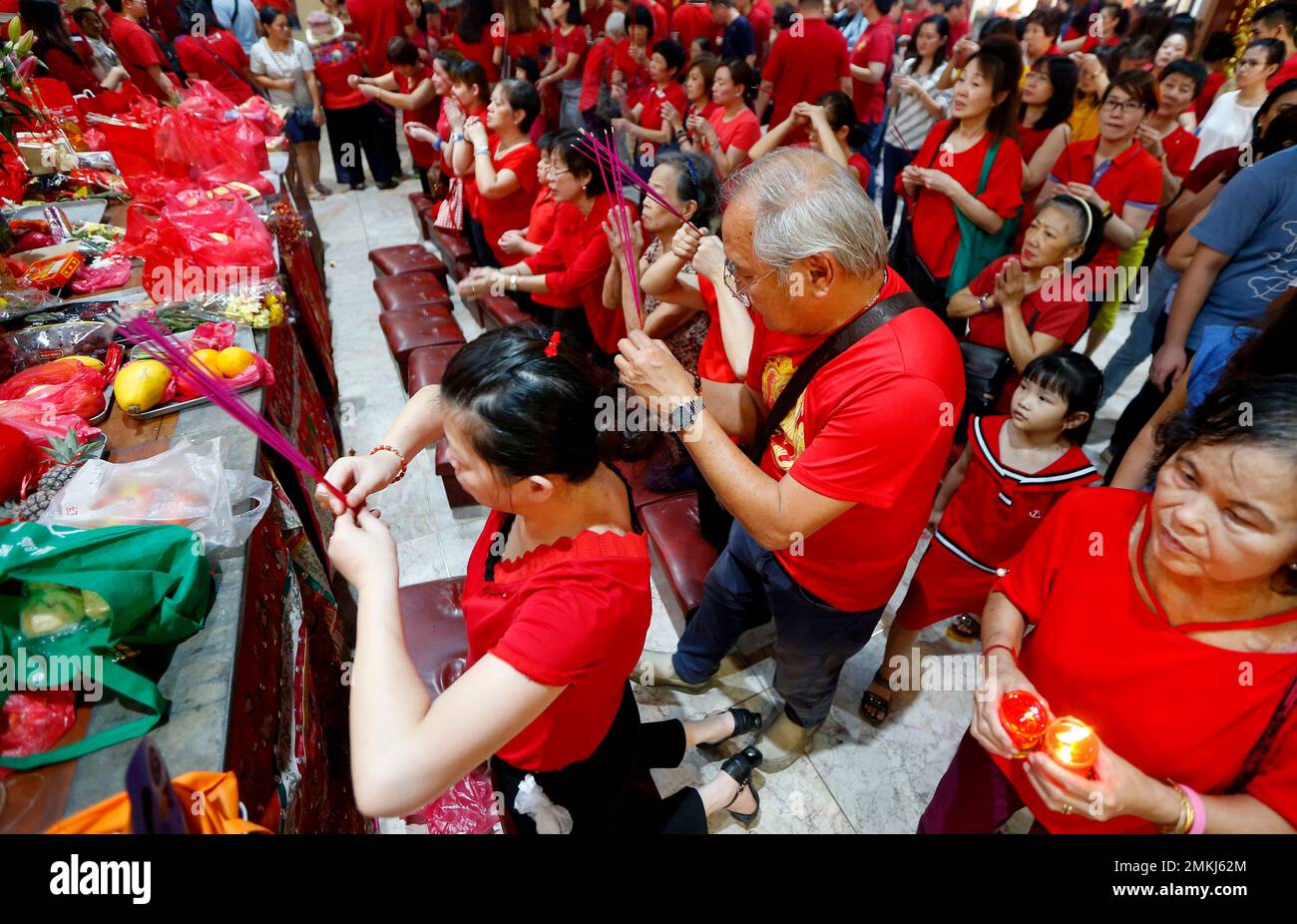 Filipino-Chinese pray with incense sticks in celebration of the Lunar ...