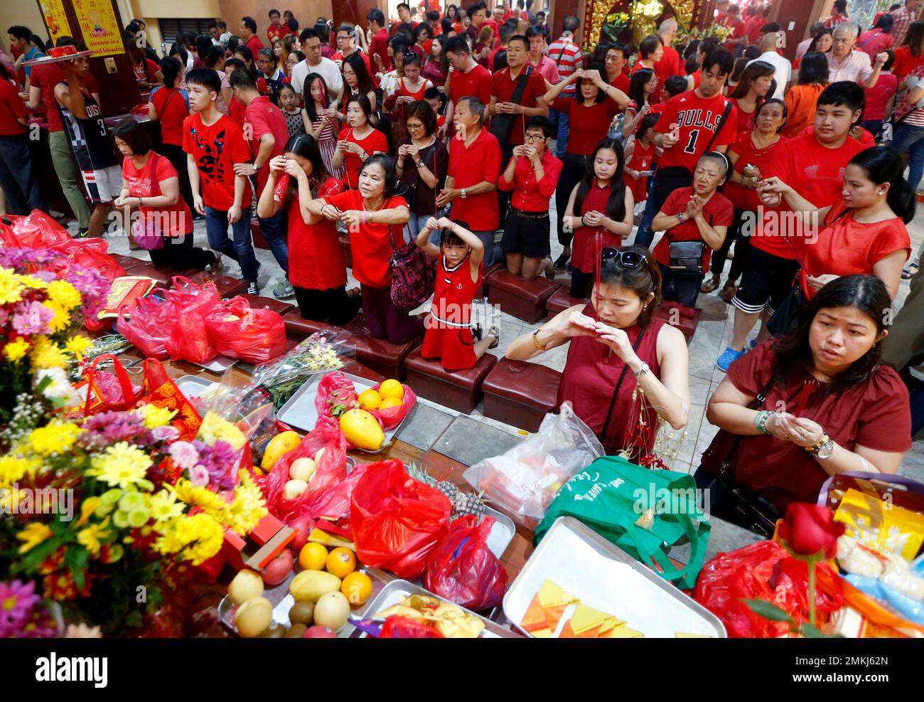 Filipino-Chinese pray with incense sticks in celebration of the Lunar ...