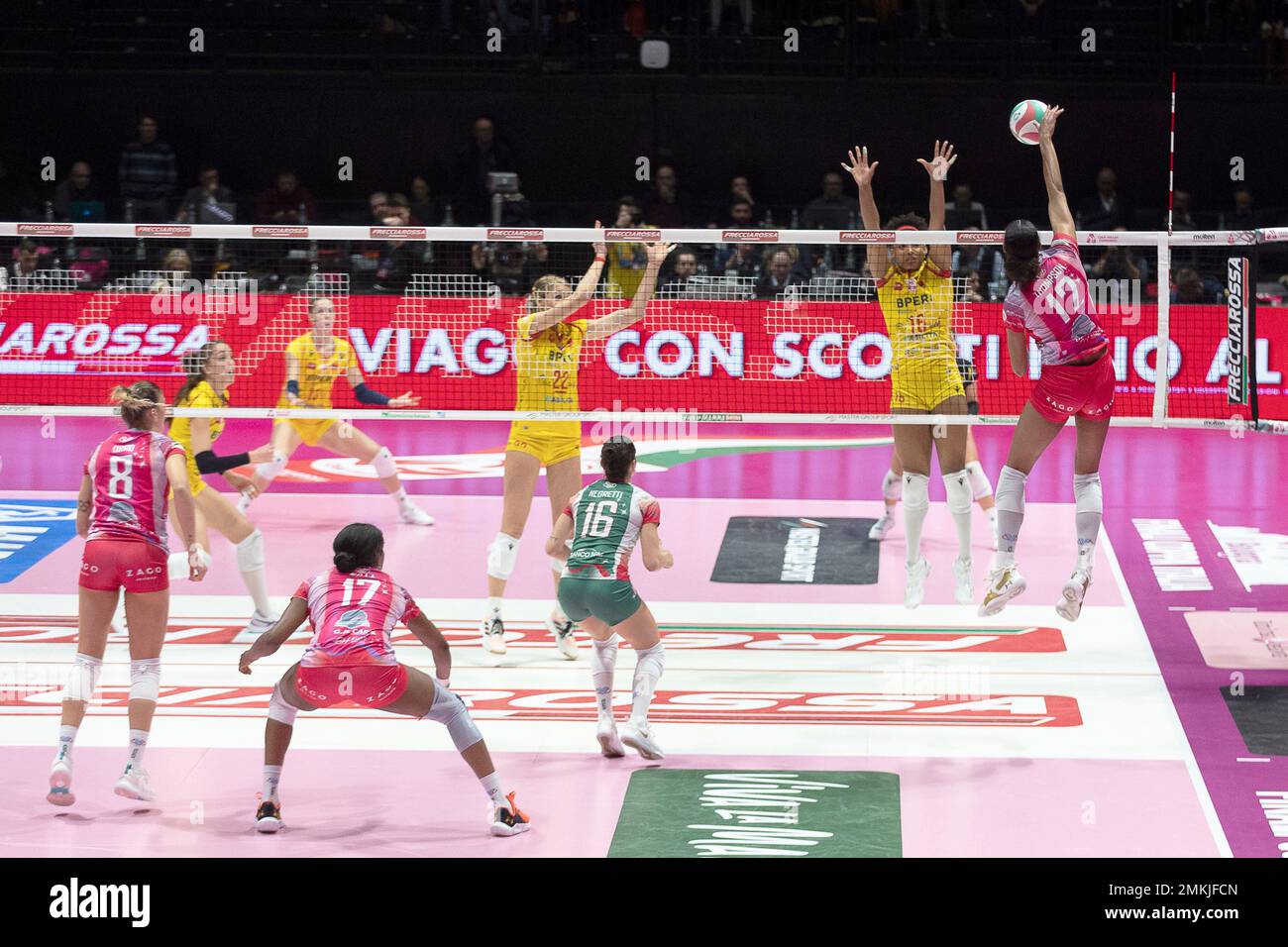 Spike of Jordan Thompson (Vero Volley Milano Stock Photo - Alamy