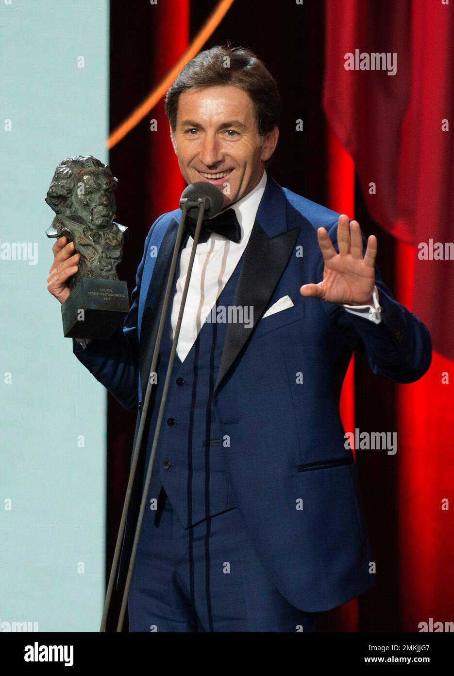 Spanish actor Antonio de la Torre celebrates his Goya award as Best ...