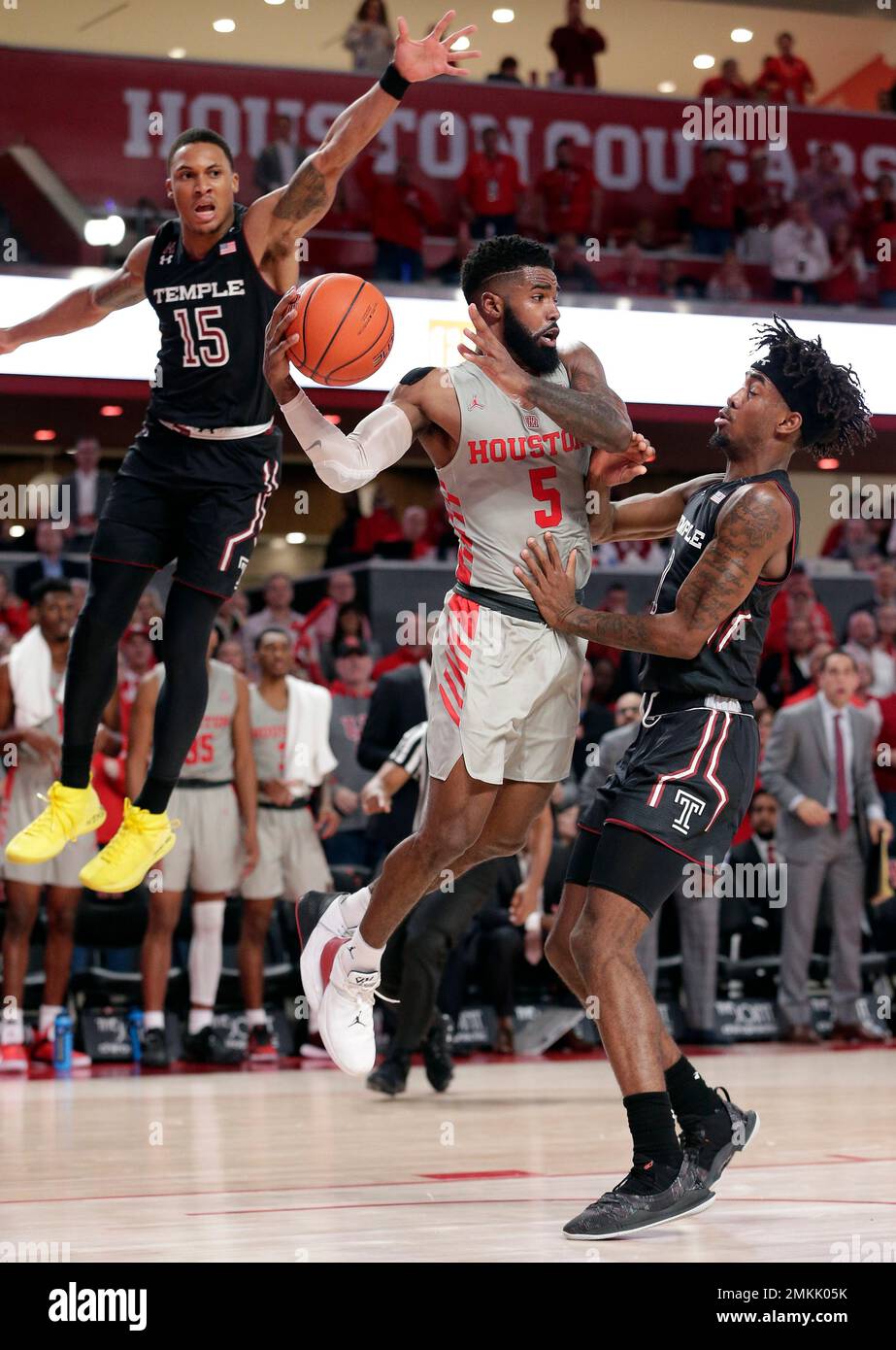 Houston guard Corey Davis Jr. (5) passes the ball between Temple guard ...