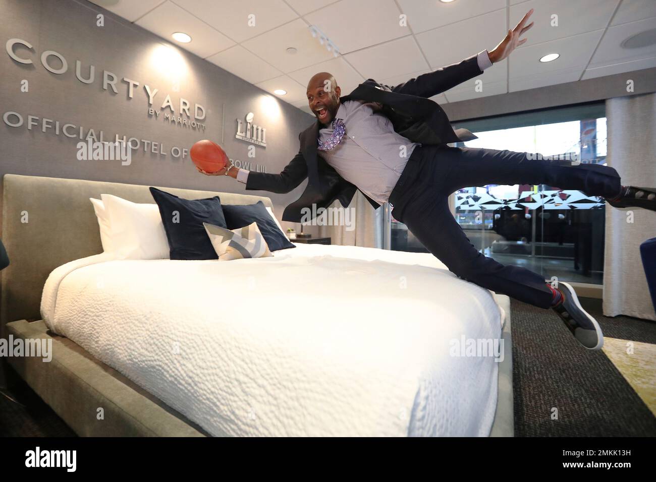 IMAGE DISTRIBUTED FOR COURTYARD BY MARRIOTT - NFL legend Jerry Rice ...
