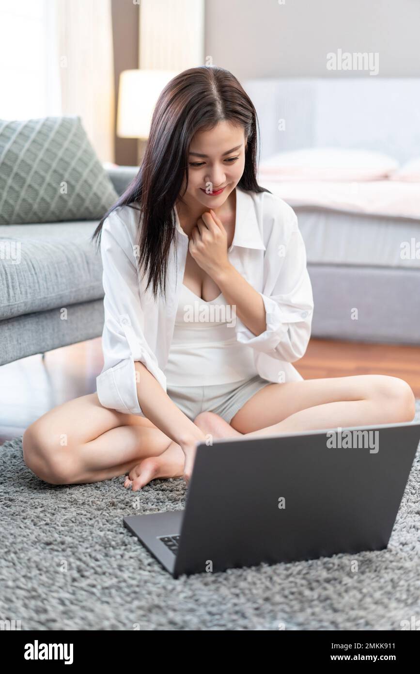 A young woman to use a computer at home Stock Photo - Alamy