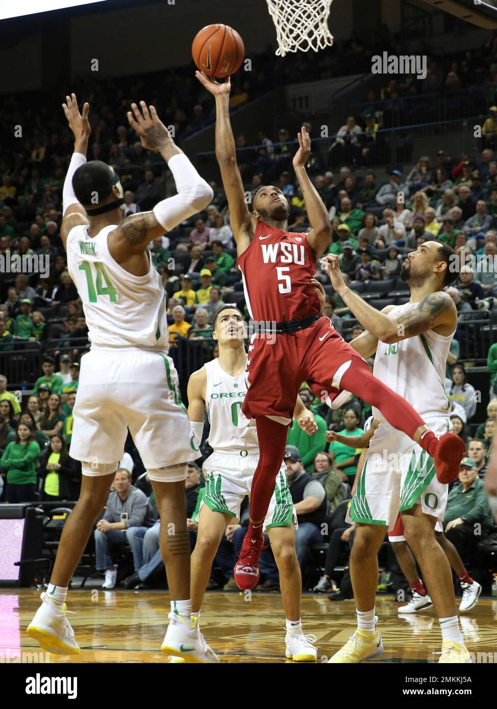 Washington State's Marvin Cannon, center, shoots between Oregon's Kenny ...