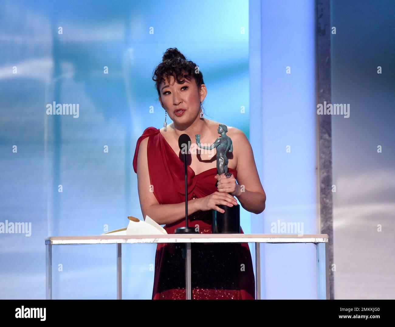 Sandra Oh accepts the award for outstanding performance by a female ...