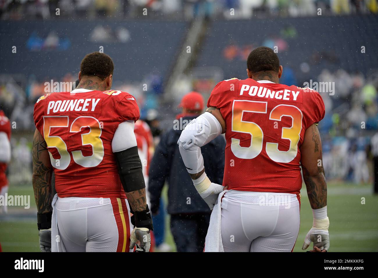 AFC center Maurkice Pouncey (53), left, of the Pittsburgh Steelers, and ...