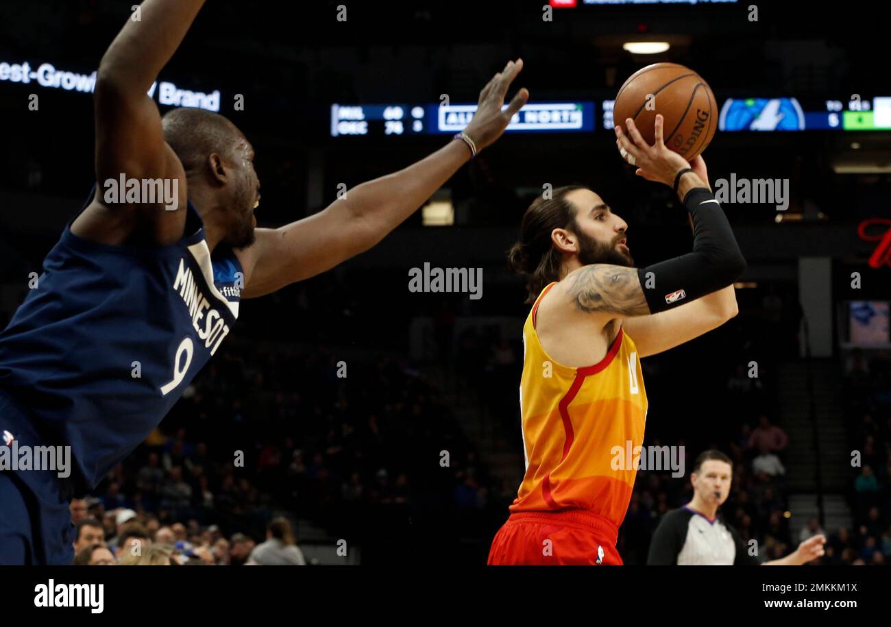 Minnesota Timberwolves' Luol Deng, left, looms in as Utah Jazz's Ricky ...