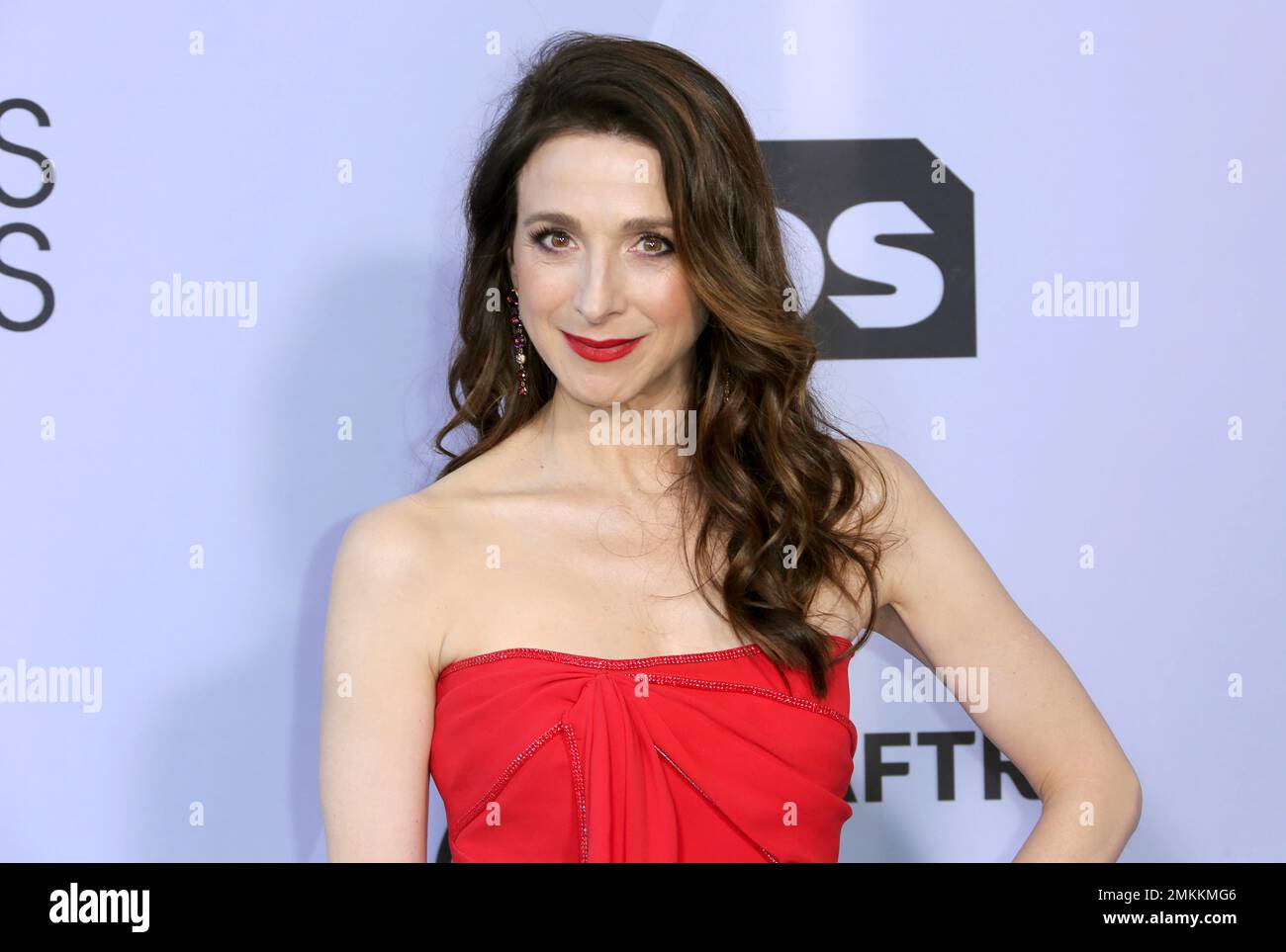 Marin Hinkle arrives at the 25th annual Screen Actors Guild Awards at ...