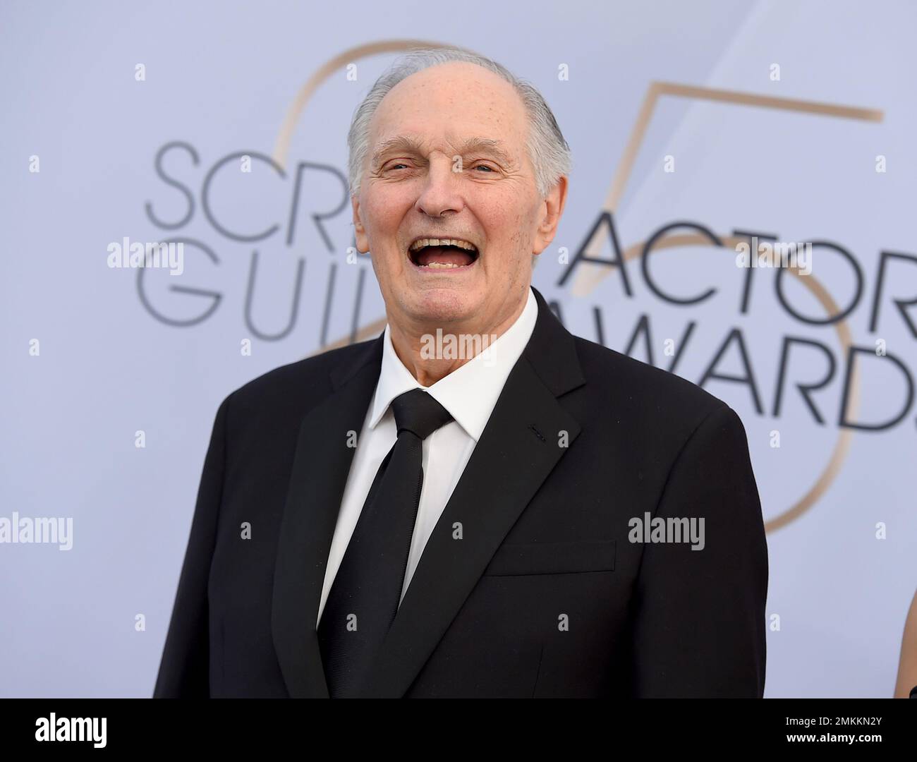 Alan Alda arrives at the 25th annual Screen Actors Guild Awards at the ...