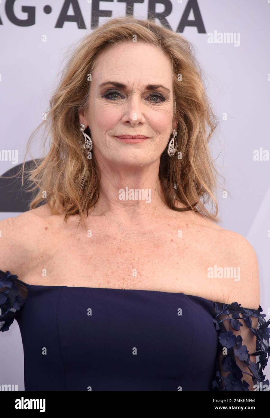 Lisa Emery arrives at the 25th annual Screen Actors Guild Awards at the ...