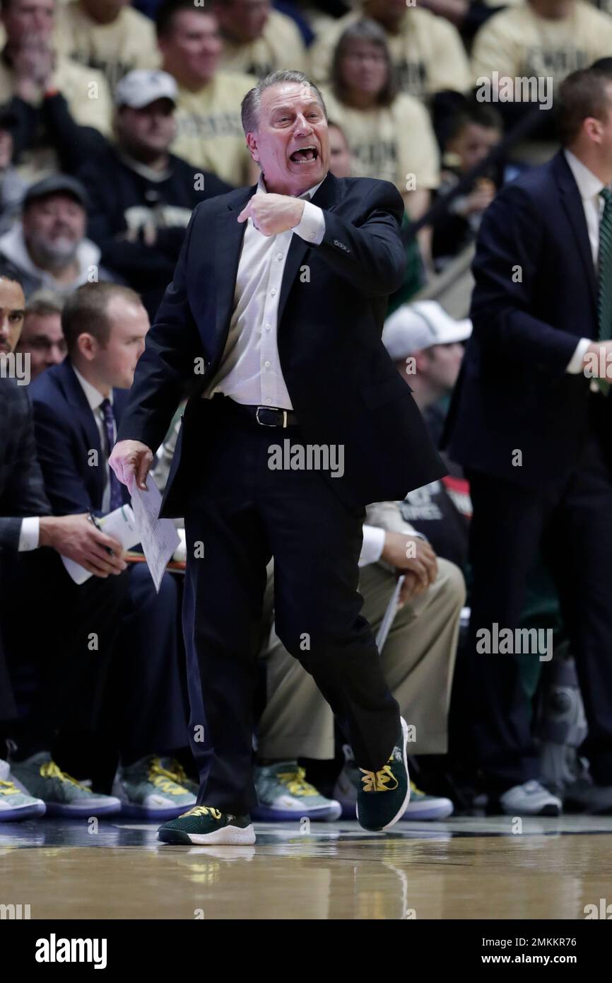 Michigan State head coach Tom Izzo gestures during the first half of an ...