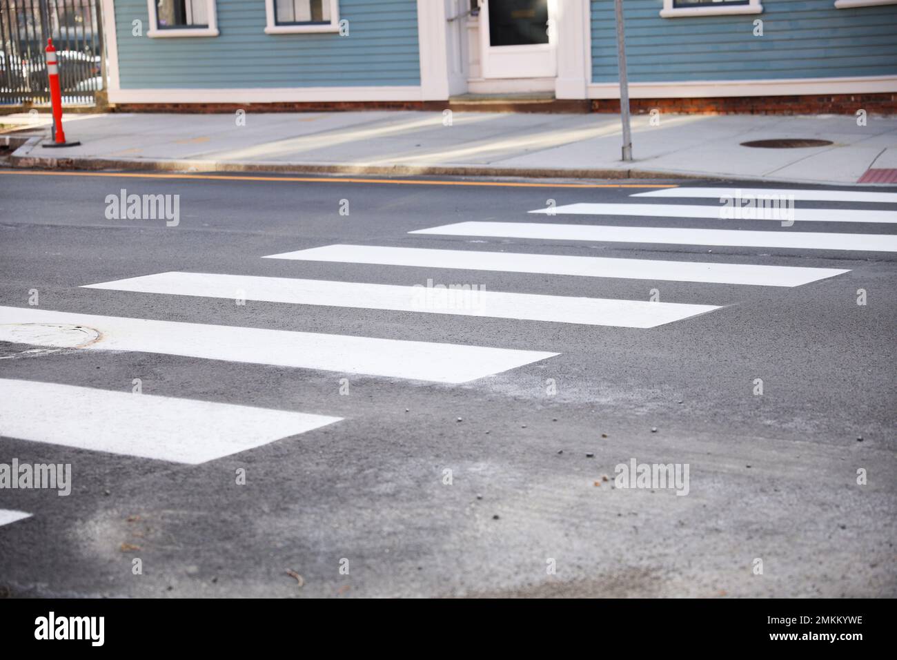 White asphalt roads streets hi-res stock photography and images - Alamy