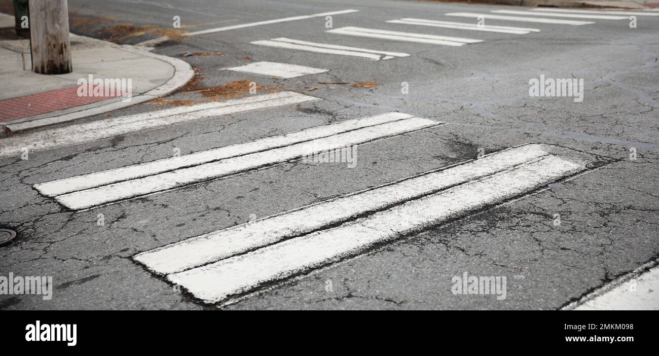 White asphalt roads streets hi-res stock photography and images - Alamy