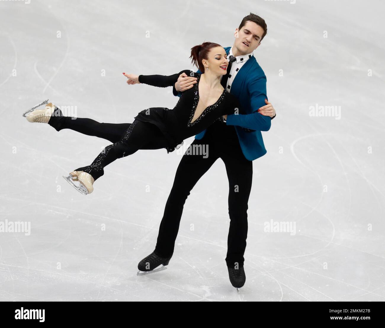 Marie-Jade Lauriault and Romain Le Gac of France perform in the ice ...