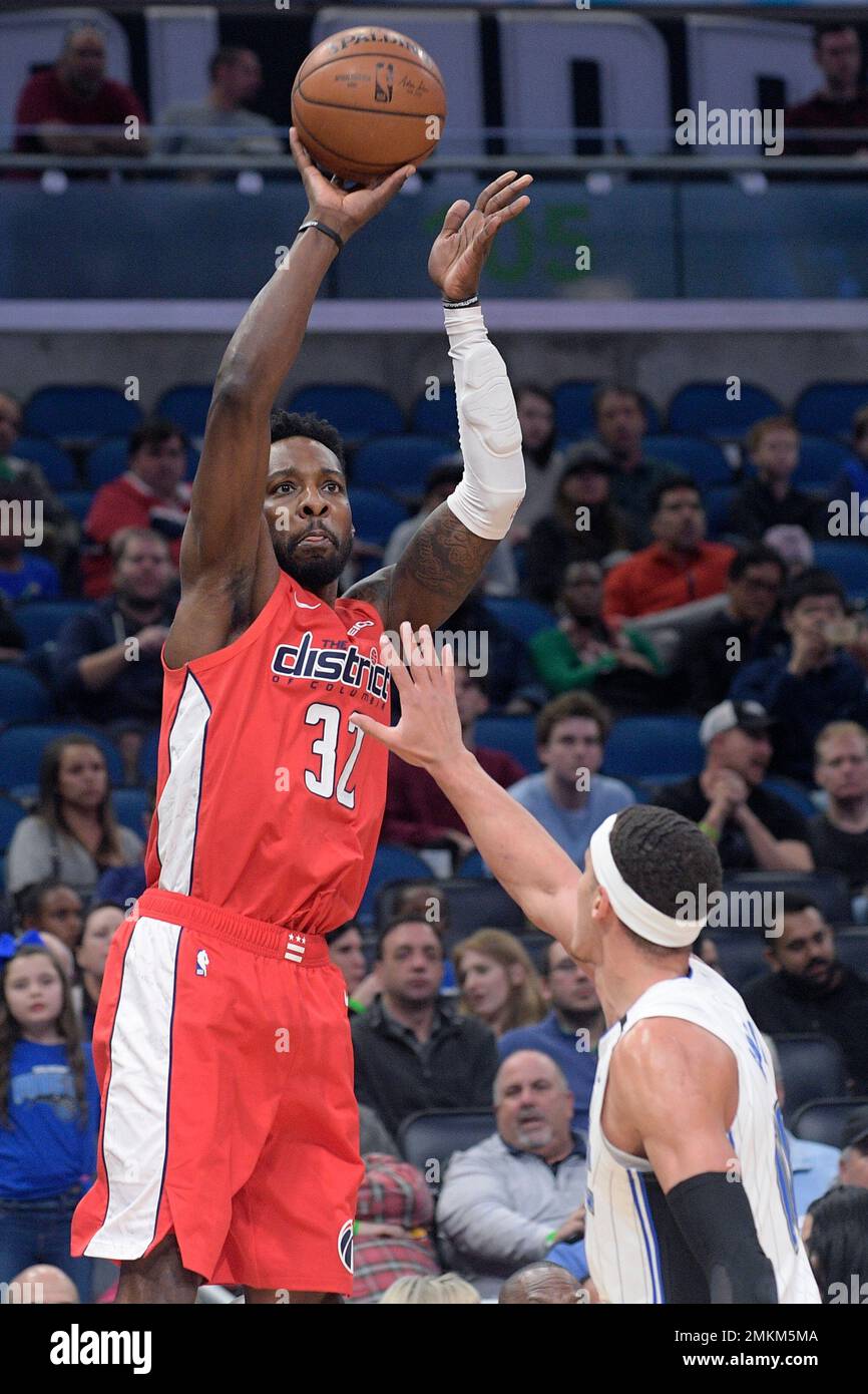 Washington Wizards forward Jeff Green (32) goes up for a shot in front ...
