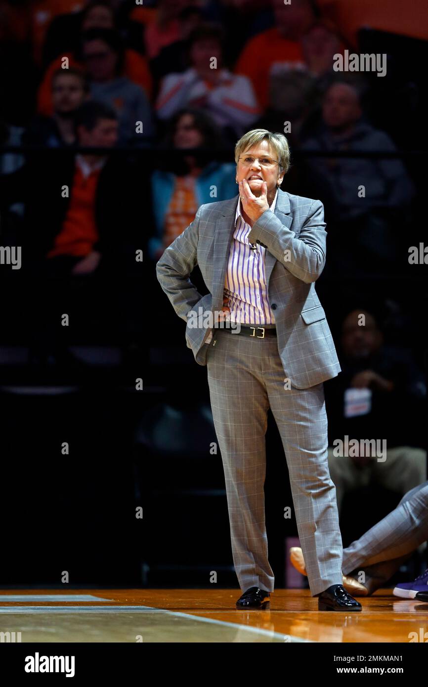 Tennessee head coach Holly Warlick reacts to a play in the second half ...