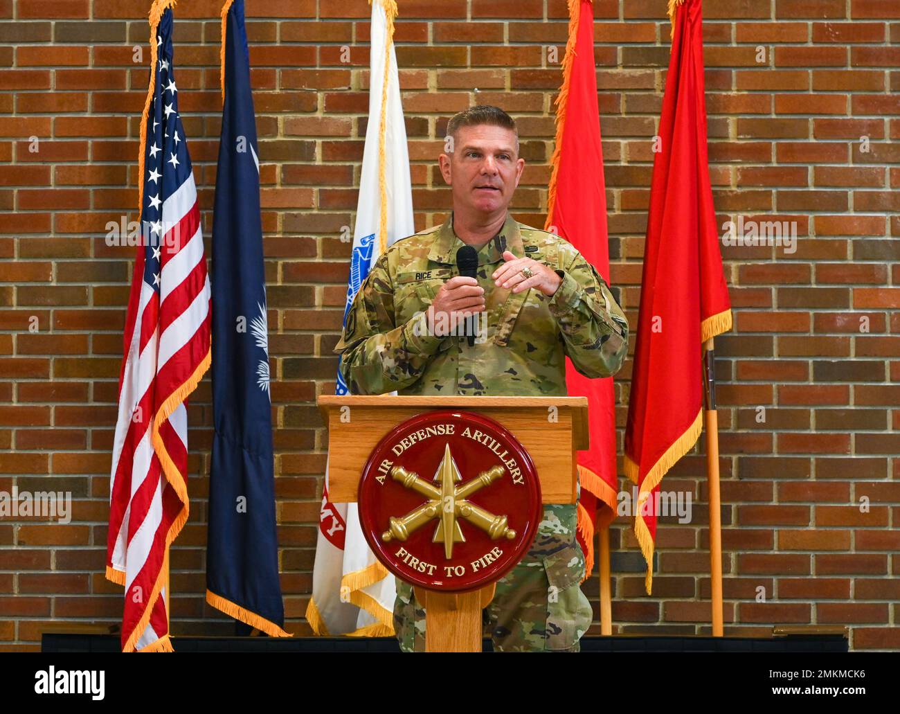 U.S. Army National Guard Soldiers with the 2nd Battalion 263rd Air ...