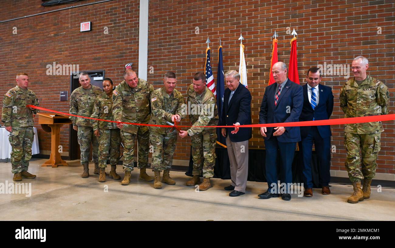 U.S. Army National Guard Soldiers with the 2nd Battalion 263rd Air ...