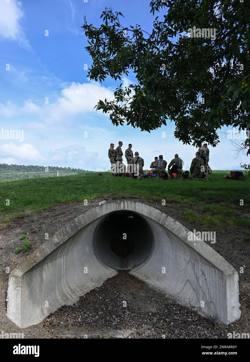 Richard Murphy, a search and extraction instructor from L2 Defense, briefs New York National ...
