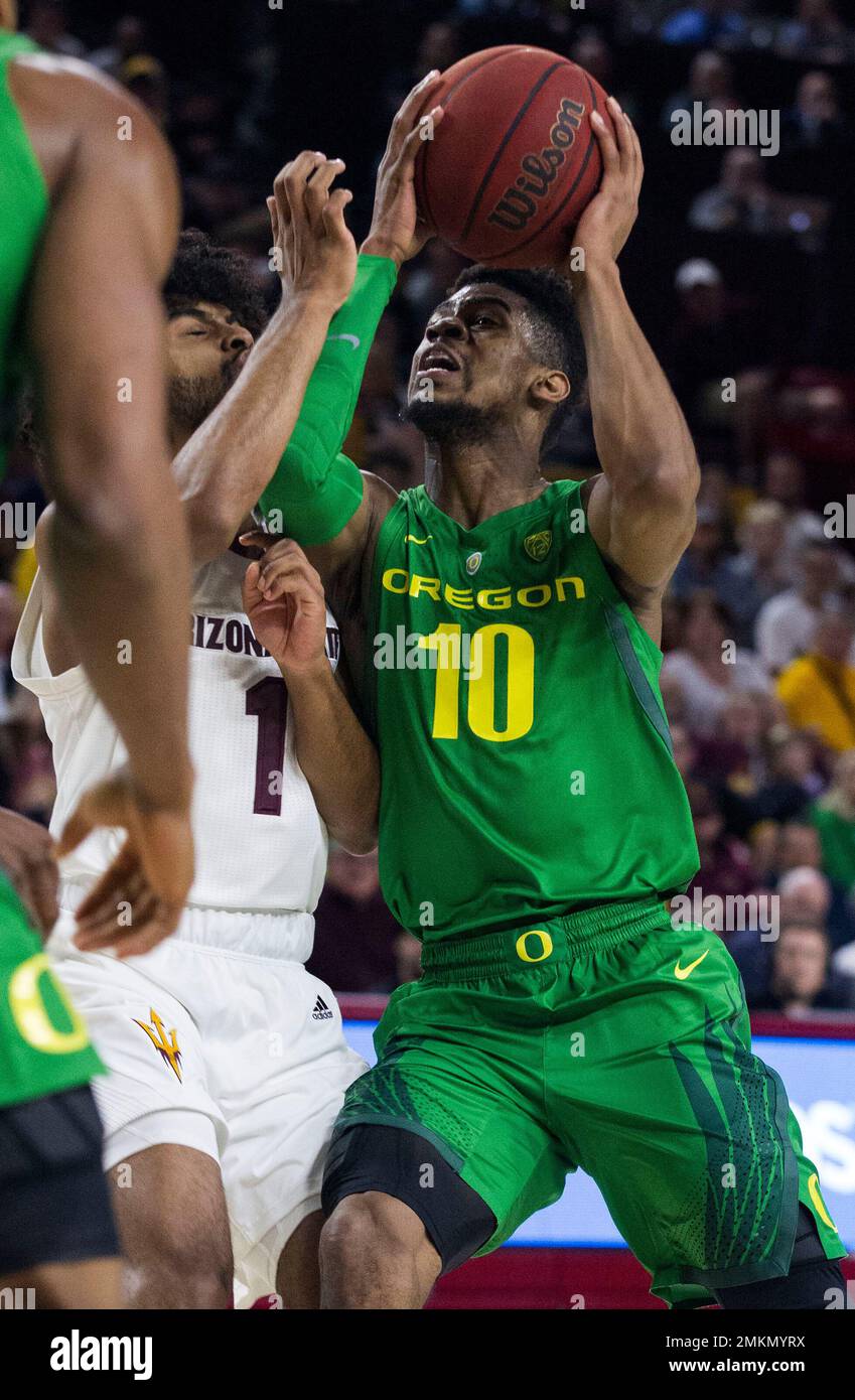 Oregon's Victor Bailey Jr. (10) goes to the basket against Arizona ...