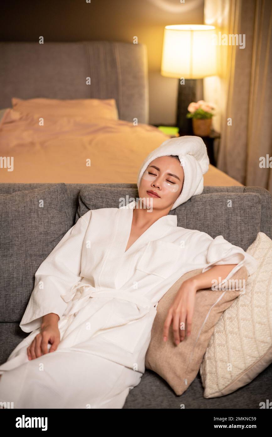 Young women do beauty Stock Photo - Alamy