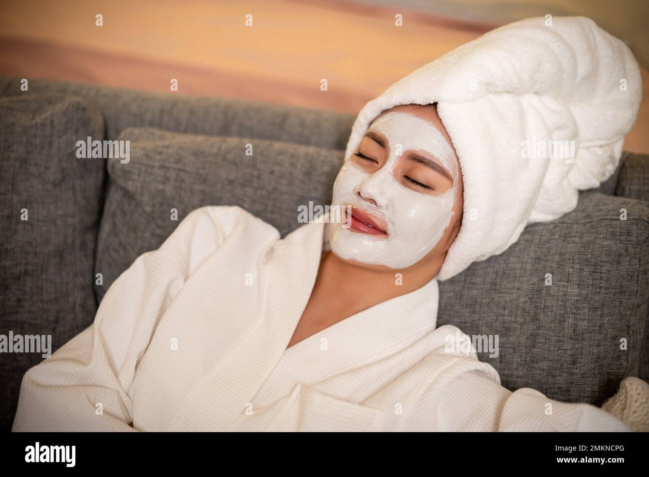 Young women do beauty Stock Photo - Alamy