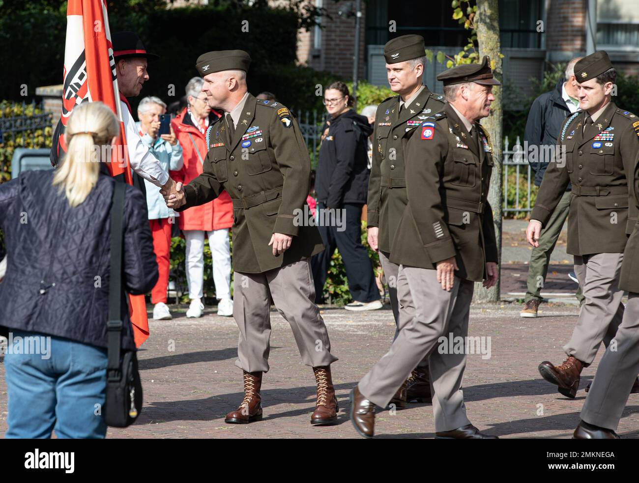 Soldiers assigned to Headquarters and Headquarters Battalion, 101st ...